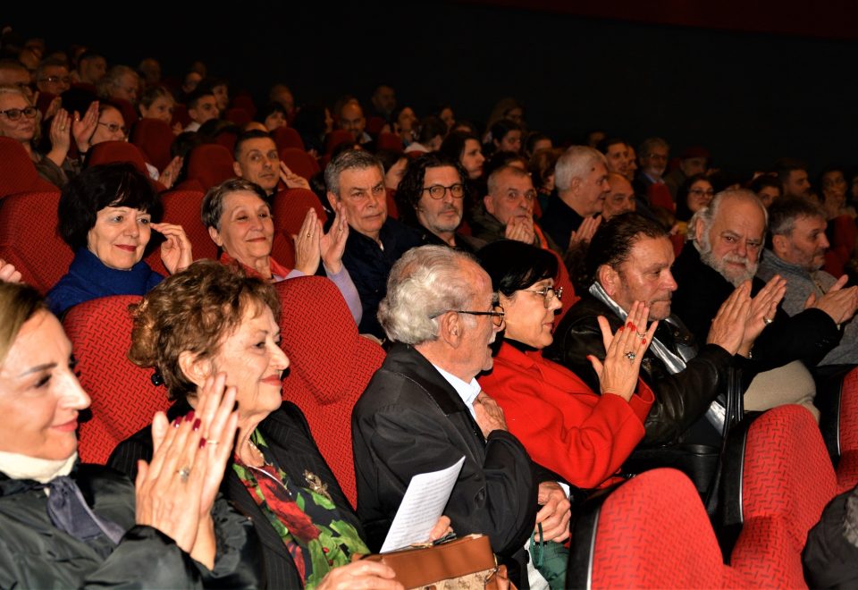 Premiera e filmit të restauruar “Lulëkuqet mbi mure” me regji të ...